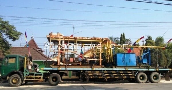 TAK ADA KOORDINASI TRUK ALAT BERAT DITAHAN WARGA | Bloranews TAK ADA KOORDINASI TRUK ALAT BERAT DITAHAN WARGA | Bloranews