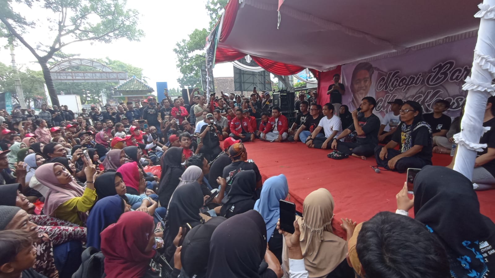 SERAP ASPIRASI RAKYAT, KAESANG NGOPI BARENG PETANI HUTAN | BLORANEWS SERAP ASPIRASI RAKYAT, KAESANG NGOPI BARENG PETANI HUTAN | BLORANEWS